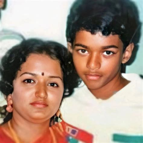 பிரபல நடிகர் விஜயின் பலரும் பார்த்திடாத புகைப்படங்களின் தொகுப்பு… Awake India