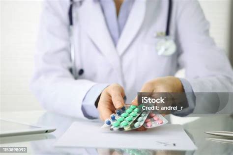 다른 태블릿 물집 근접의 팩을 들고 의사 손 생명 저장 서비스 법적 약국 처방 약 질병 치료 및 의학 개념 항생제에 대한 스톡 사진 및 기타 이미지 Istock