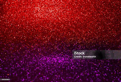 빨간색과 보라색 반짝이와 반짝이는 반짝임 중간을 통한 색상 전환 0명에 대한 스톡 사진 및 기타 이미지 0명 검은색