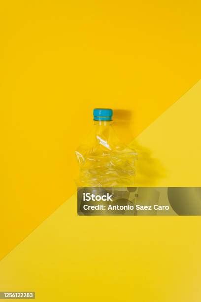 노란색 배경에 파란색 모자가있는 투명하고 부서진 플라스틱 병 재활용 및 환경 개념 0명에 대한 스톡 사진 및 기타 이미지 0명 개념 노랑 Istock