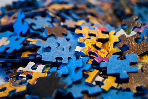 퍼즐의 다채로운 조각의 클로즈업 퍼즐 조각의 스택 퍼즐 조각 퍼즐 수치 재미를위한 퍼즐 개념에 대한 스톡 사진 및 기타 이미지 Istock