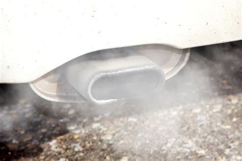 폐기물 연기 도로의 자동차 디젤 배기 가스로 인한 도시 대기 오염의 위기 개념 교통 또는 건강 예방 대기 오염 강철에 대한 스톡 사진 및 기타 이미지 Istock