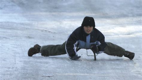 Забраниха замръзналите водоеми да се ползват за ледени пързалки Новини бг