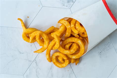 플라스틱 상자 패키지 용기에 소스와 함께 먹을 준비가 곱슬 감자 튀김을 가져 가라 굽기에 대한 스톡 사진 및 기타 이미지 굽기 미식가 사진 이미지 Istock