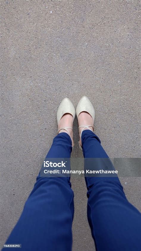 발과 다리는 위에서 볼 수 있습니다 거리 도로 배경에 파란색 바지와 골드 하이힐 신발을 입고 셀카 여자 맨 위 보기 가냘픈에 대한 스톡 사진 및 기타 이미지 Istock