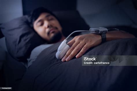 맥박 산소 포화도 측정기를 착용 한 남자 수면 무호흡증에 대한 가정 수면 연구 테스트 잠자기에 대한 스톡 사진 및 기타 이미지 잠자기 공부 검사 보기 Istock