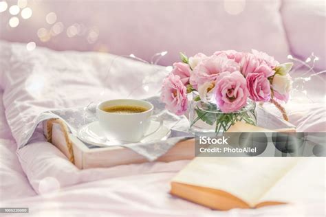 한 잔의 커피 책 핑크 Lisianthus와 나무 트레이 꽃 로맨틱 하 고 개념 휴식 침대에서 아침 식사 선택적 초점 가정 주방에 대한 스톡 사진 및 기타 이미지 Istock