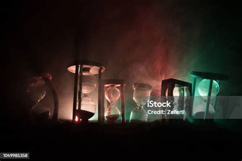 시간 개념입니다 모래 시계 시계와 뜨거운 노란색 주황색 빨간색 파란색 감기로 다시 조명 어두운 배경에 연기의 실루엣 0명에 대한 스톡 사진 및 기타 이미지 Istock