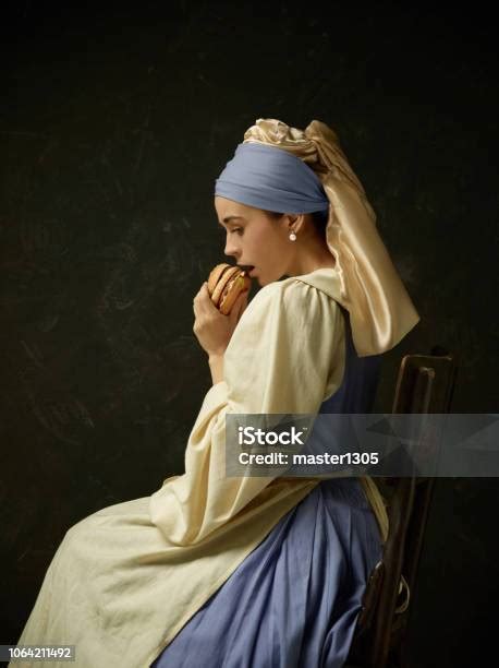 코르 셋 드레스와 모자를 착용 하는 역사적인 제복에서 중세 여자 겸손에 대한 스톡 사진 및 기타 이미지 겸손 먹기 관사