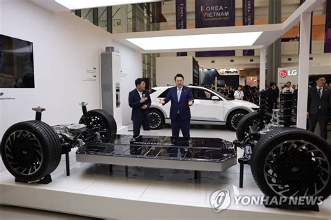 현대차 전기차 플랫폼 살피는 윤석열 대통령 연합뉴스