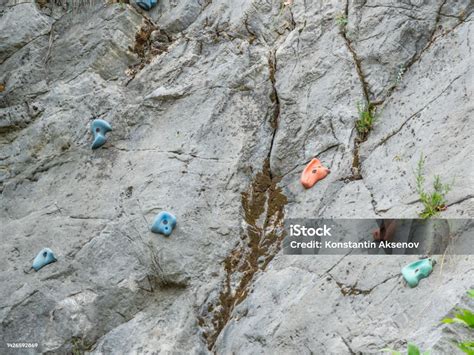 자연 암석에 암벽 등반을위한 스포츠 장비 야외 등산을위한 훈련 스포츠 경기장 등반 후크와 바위 위에 붙들기 그래플링 후크에 대한 스톡 사진 및 기타 이미지 Istock