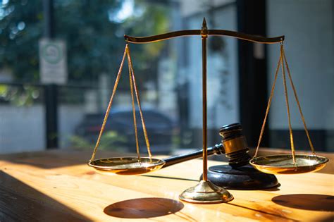 판사와 함께 법적 사건 사법 시스템과 시민권 및 사회 정의 개념에 사용하기 위한 정의의 상징으로 테이블에 있는 나무 판사 망치