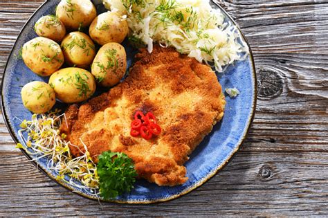 감자와 양배추로 빵 부스러기로 코팅 된 돼지 고기 커틀릿 감자 요리에 대한 스톡 사진 및 기타 이미지 감자 요리 감자튀김 고기 Istock