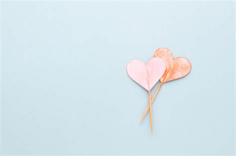 파스텔 배경을 착용하고 하트 모양의 종이를 잘라냅니다 개념에 대한 스톡 사진 및 기타 이미지 개념 개념과 주제 공예