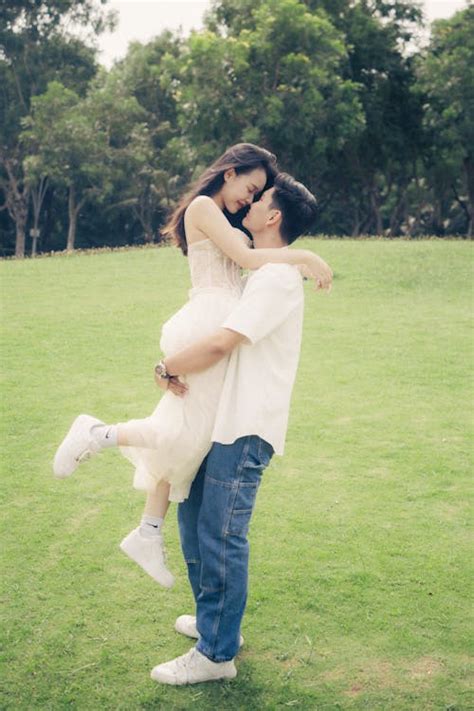 감정적인 걱정 없는 결혼 전 공원 관계 기쁨 껴안는 껴안다 나무 나타내는 남자 낭만적인 낮 녹지 다정함