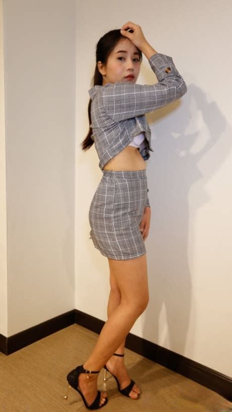 素人アジアンベイビーネイトが服を脱ぎベッドの上で全裸ポーズ NakedPics