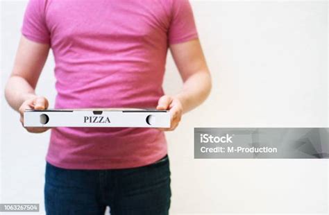 피자 배달 남자 피자 상자를 들고입니다 텍스트를 위한 공간입니다 남자에 대한 스톡 사진 및 기타 이미지 남자 레스토랑