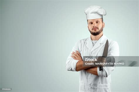 수염을 기고 모자를 쓴 요리사 손에 칼을 든 남자가 하얀 배경에 고립되어 있었다 요리 조리법 요리 고급 요리에 대한 스톡 사진 및 기타 이미지 Istock