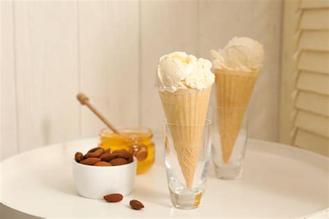 실내 흰색 테이블에 꿀과 아몬드와 웨이퍼 콘에 맛있는 바닐라 아이스크림 꿀에 대한 스톡 사진 및 기타 이미지 꿀 아이스크림 구 Istock