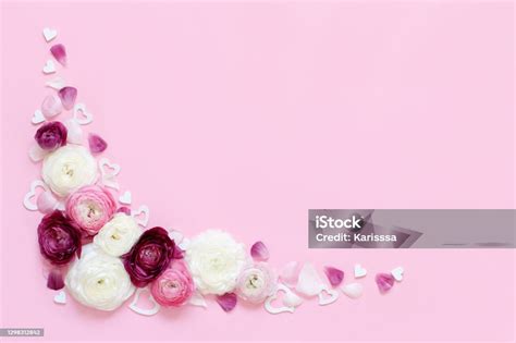 밝은 분홍색 배경에 라난큘러스 꽃과 마음으로 만든 앵글 프레임 0명에 대한 스톡 사진 및 기타 이미지 0명 개념 구도 Istock