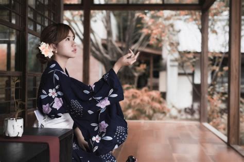 4k 清纯美女 双手伸直 居家 养眼 可爱 桌面4k桌面壁纸