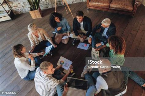 다민족 창조적 인 비즈니스 팀의 높은 각도는 바닥에 앉아있는 마케팅 프로젝트에 현대 사무실에서 브레인 스토밍합니다 업무 회의에 대한 스톡 사진 및 기타 이미지 Istock