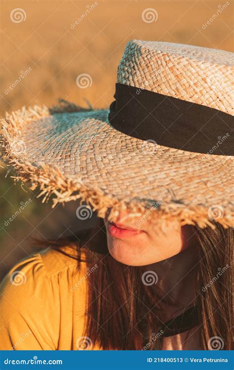 портрет красивой женщины в соломенной шляпе на закате в поле Стоковое Изображение изображение