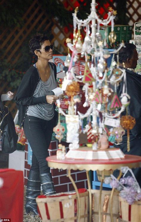 Halle Berry Looks Winter Wondrous As She Shops For An Christmas Tree Winter Looks Halle Berry