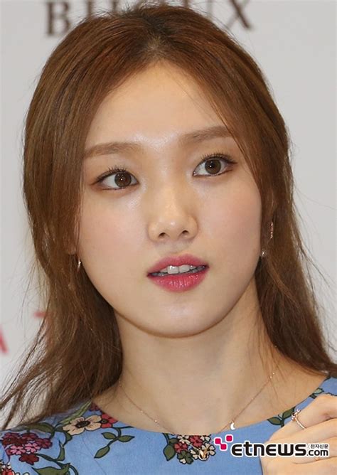포토 이성경 빠져드는 꽃 사슴 눈망울 전자신문