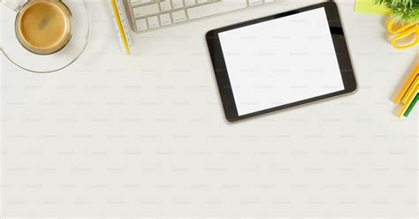 탑 뷰 업무용 책상 컴퓨터 용품 및 커피 컵이있는 사무실 책상 테이블을 조롱하십시오 빈 화면 태블릿 및 그래픽 또는 제품 디스플레이 몽타주를 위한 복사 공간 사진