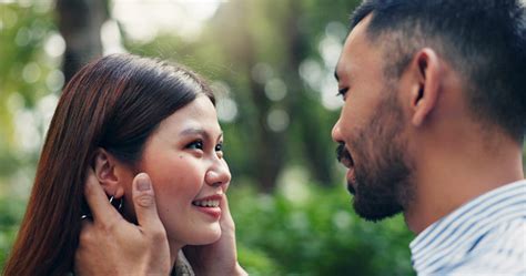 일본 아웃도어와 커플 사랑 관계 유대를 함께 휴식으로 공원에서 로맨스 남자와 여자 자연과의 신뢰와 결혼 여행과 헌신과 휴가와 즐거움 25 29세에 대한 스톡 사진 및 기타