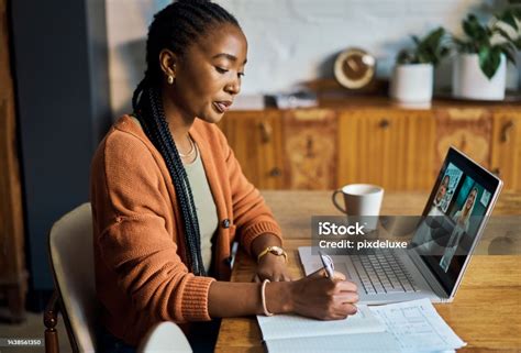 홈 오피스에서 여성 노트북 및 줌 회의를 하고 온라인 회의 중에 메모를 작성하고 동료의 말을 듣습니다 웨비나 화상 통화 및 팀 프로젝트를 위한 아이디어 목표 및 전략을