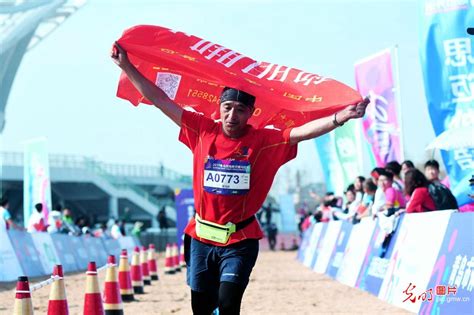 山东青岛：首届沙滩马拉松赛开赛 光明网