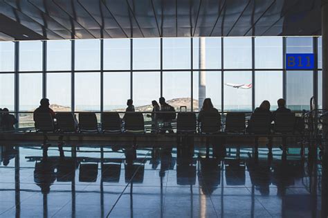 터미널에서 비행기의 출발을 기다리는 공항 의 사람들 비행기와 공항 개념으로 여행 가방에 대한 스톡 사진 및 기타 이미지 가방 게이트 공항 Istock