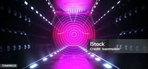 외계인 공상 과학 Fi 미래 지향적 인 우주선 원형 빛나는 매트릭스 네온 레이저 빛 보라색 파란색 콘크리트 Sufrace 어두운 빈 홀 차고 터널 복도 포털 배경 3d