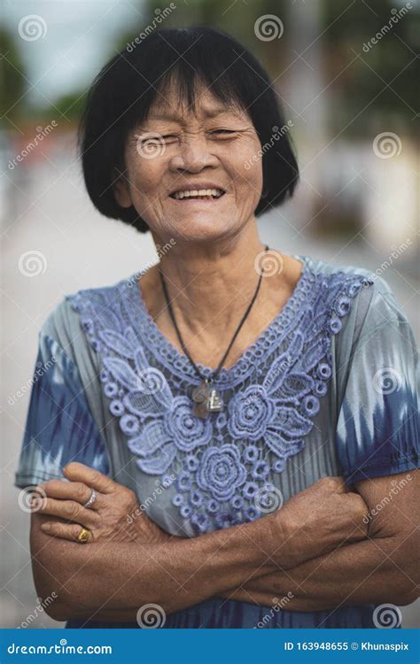 Portret Foto Van Oude Aziatische Vrouw En Lachend Gezicht Stock Afbeelding Image Of Haar Blij