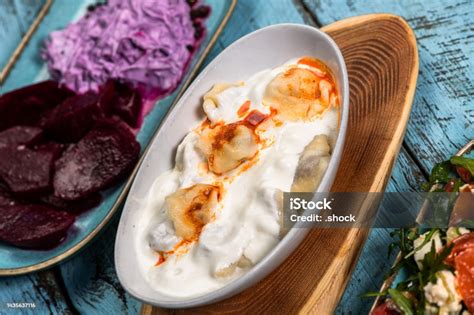 이드 무바라크 전통 라마단 이프타르 저녁 식사 나무 파란색 배경에 정통 소박한 요리에 맛있는 음식을 모았습니다 터키 보스니아 음식 고기 케밥 피타 사르마 클레페 소간 돌마