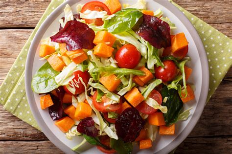 건강 한 음식 테이블에 신선한 야채 클로즈업으로 고구마의 채식주의 샐러드 최고 수평 뷰 감자 요리에 대한 스톡 사진 및 기타 이미지 감자 요리 건강한 식생활 구이