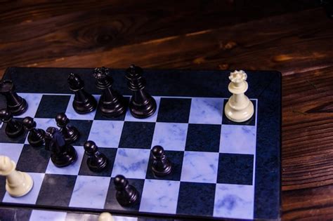 체스 판에 체스 조각의 구성 프리미엄 사진