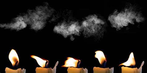 불타는 촛불 불꽃과 수평 소용돌이 치는 연기 세트가 검은 배경에 고립되어 사진에 오버레이됩니다 0명에 대한 스톡 사진 및 기타 이미지 Istock