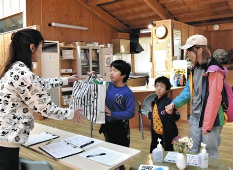 缶持ち寄り、おさがり学用品と交換 東郷でマルシェ「循環の仕組み広がれば」：中日新聞web