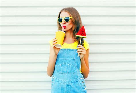 패션 세로 정말 멋진 여자 조각 수 박 아이스크림 컵에서 주스 음료 20 29세에 대한 스톡 사진 및 기타 이미지 20 29세 거리 건강한 식생활 Istock