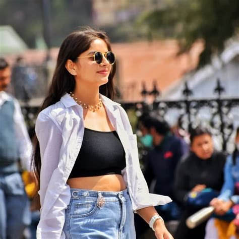 Arshi Mishra🦷 Arshimishra18 • Threads Say More