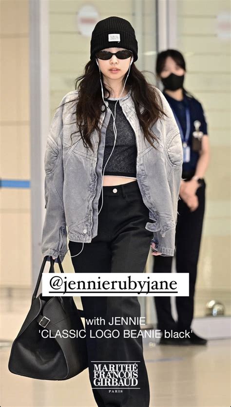 더쿠 줄이어폰 꽂고 힙하게 입국한 블랙핑크 제니 