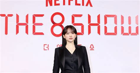 포즈 취하는 천우희