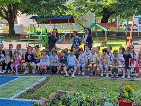 Ученици от Гимназията по туризъм представиха традициите и обичаите за Еньовден в ДГ „Иванка