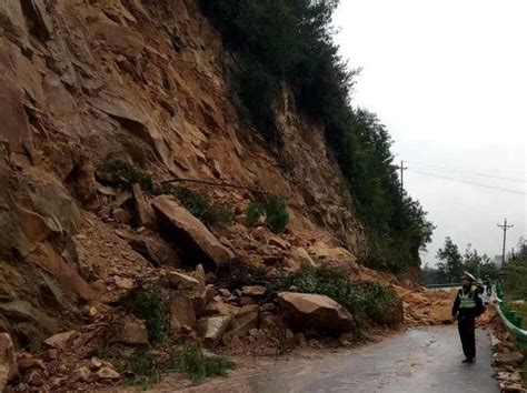受降雨影响，万州大垭口、新田镇鹞子岩发生大面积落石