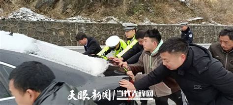 车辆被困雪凝路，松桃交警助其脱困天气路面路段