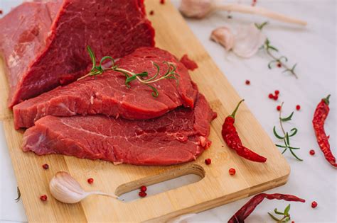 나무 판에 신선한 돼지 고기 생 필레 도마에 붉은 쇠고기 고기 0명에 대한 스톡 사진 및 기타 이미지 0명 건강한 식생활 고기 Istock