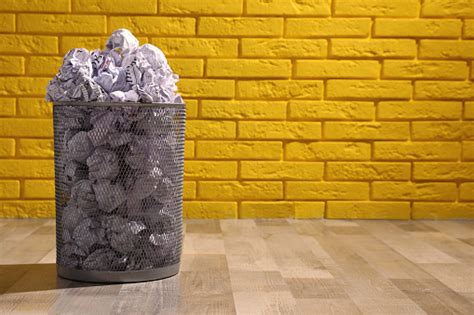 노란 벽돌 벽 근처 바닥에 종이로 가득 찬 쓰레기통 텍스트를 위한 공간 쓰레기 재활용 0명에 대한 스톡 사진 및 기타 이미지 0명 가득 찬 개체 그룹 Istock